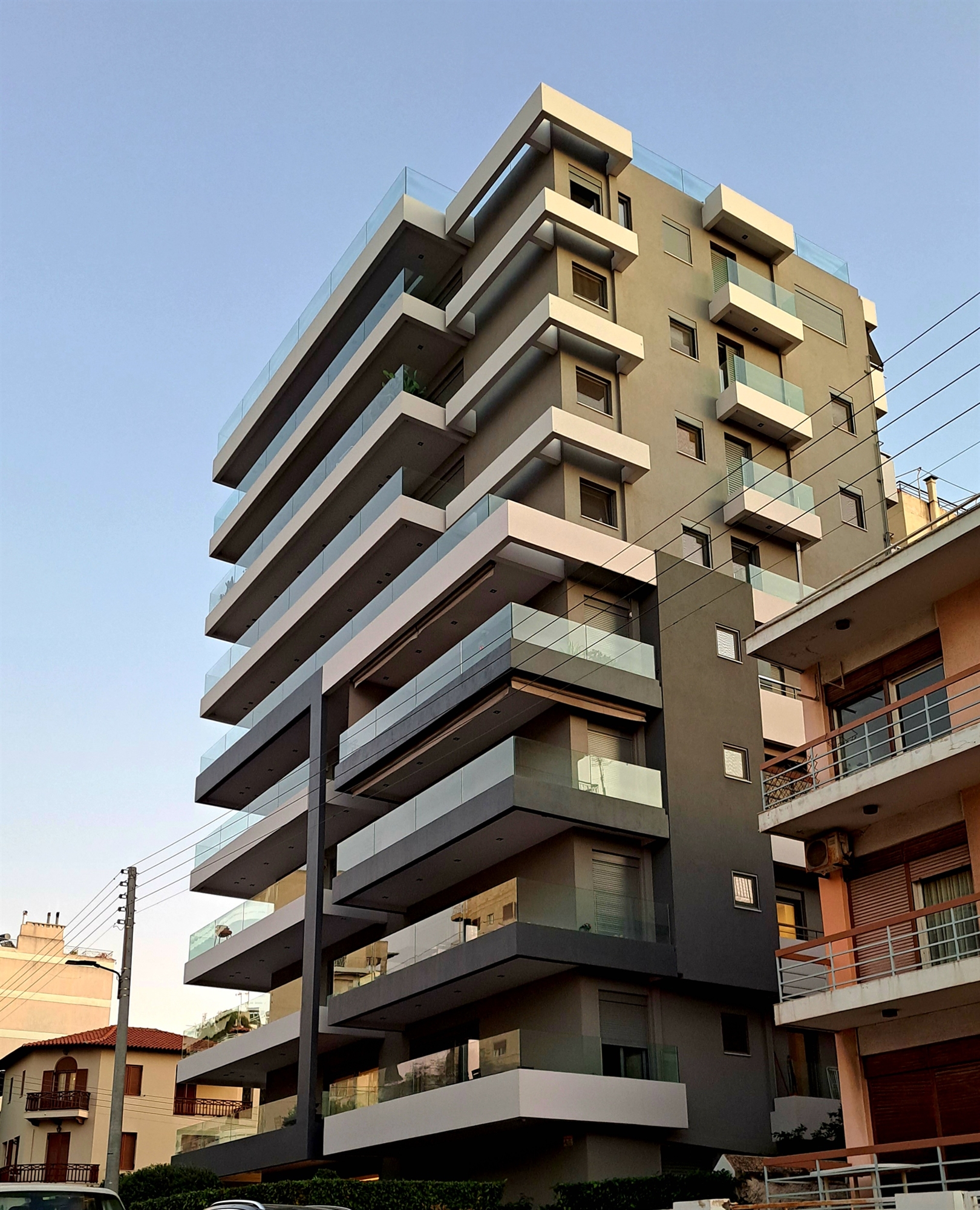 Γιατί το Γκρι Κυριαρχεί στις Σύγχρονες Πολυκατοικίες